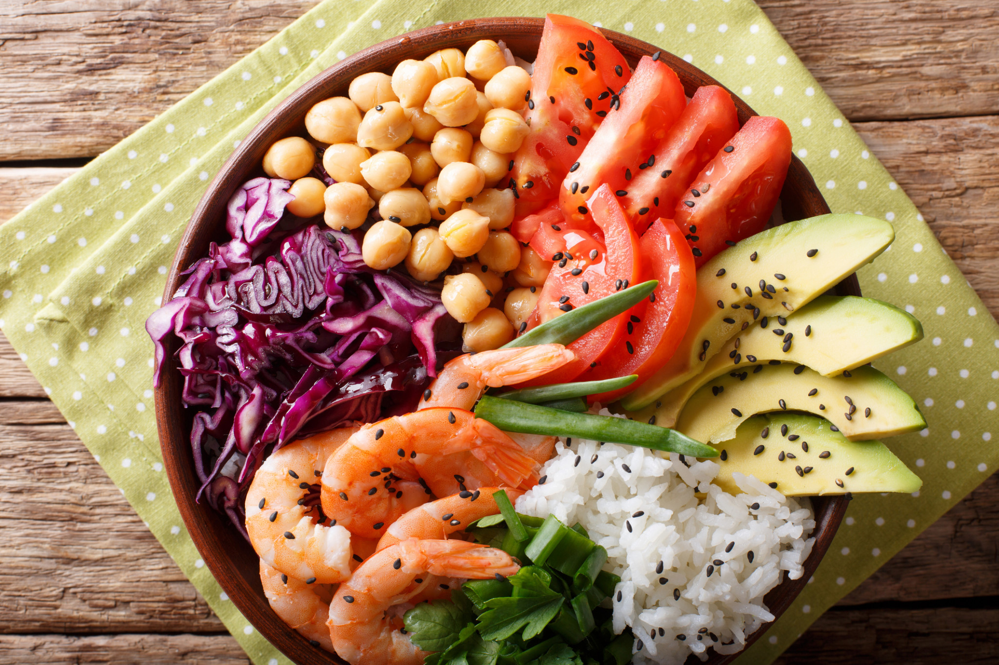 Ρεβιθοσαλάτα με αβοκάντο, ταχίνι και γαρίδες | Vita.gr