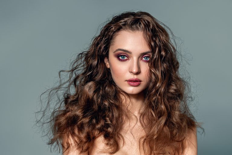 Ghost Waves: Το στιλ χτενίσματος που αγκαλιάζει τα φυσικά μαλλιά | Vita.gr